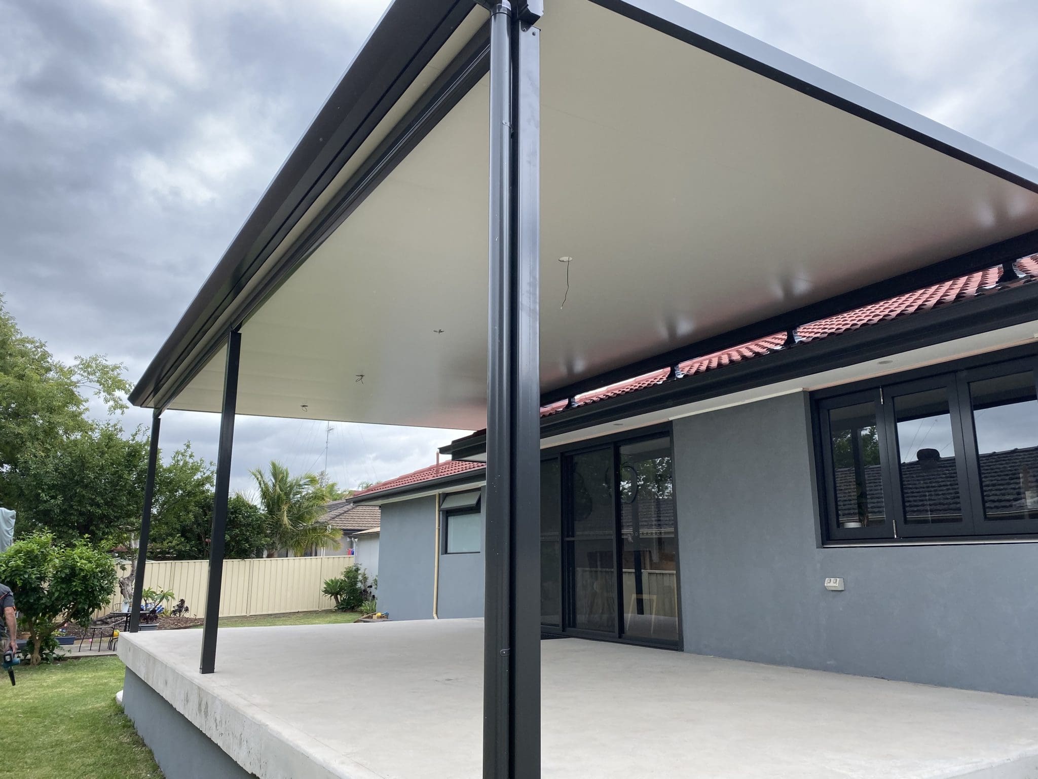 Flat flyover insulated roof pergola - KRE8 OUTDOOR CONSTRUCTIONS